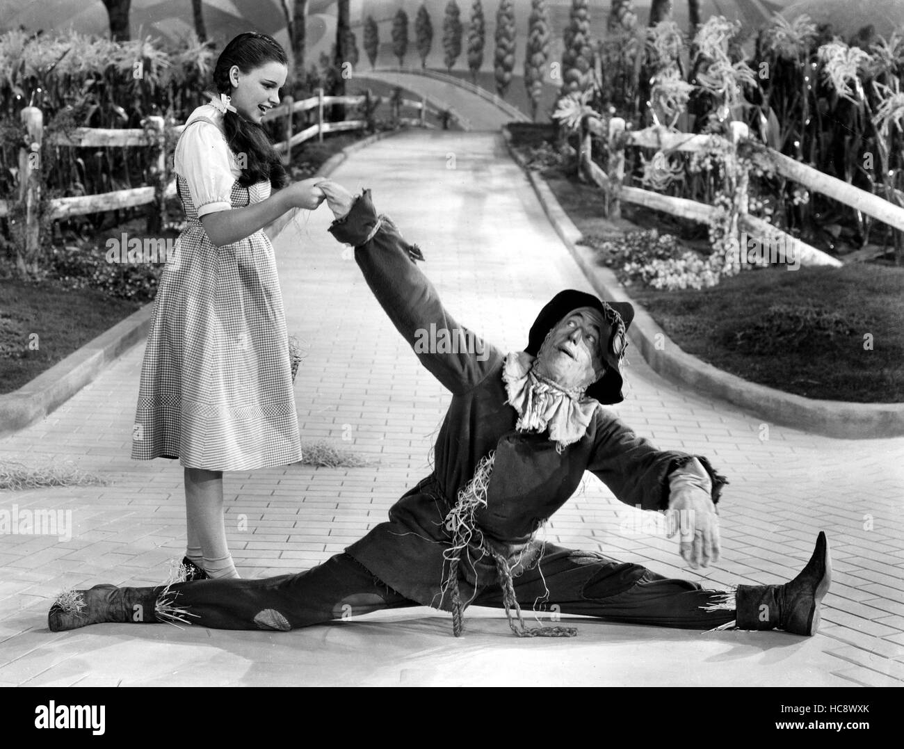 THE WIZARD OF OZ, Judy Garland and Ray Bolger, 1939 Stock Photo - Alamy