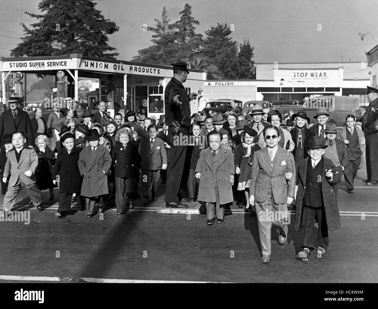 Munchkins wizard oz 1939 hi-res stock photography and images - Alamy