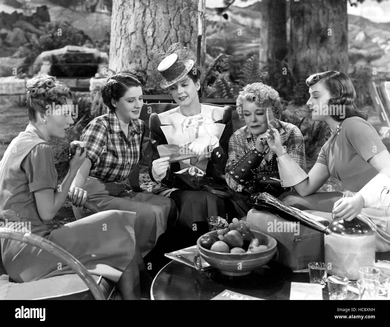 THE WOMEN, Joan Fontaine, Norma Shearer, Rosalind Russell, Mary Boland ...
