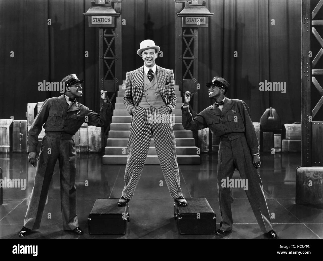 YOU'RE MY EVERYTHING, Dan Dailey, (center), Nyas Berry, Warren Berry ...