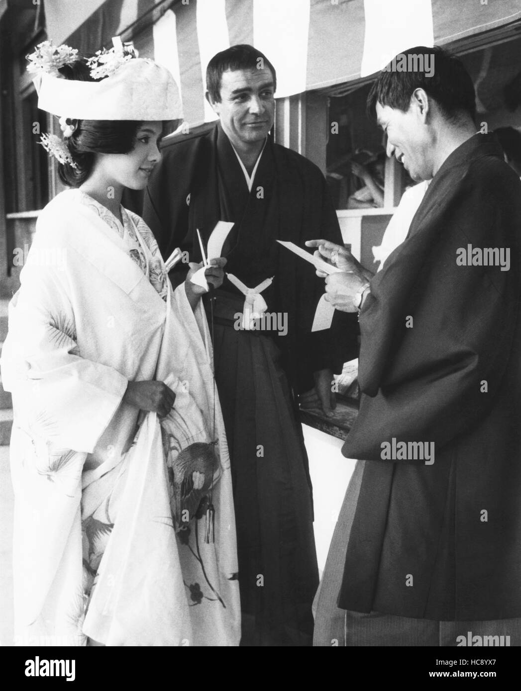 YOU ONLY LIVE TWICE, from left: Mie Hama, Sean Connery, Tetsuro Tanba ...
