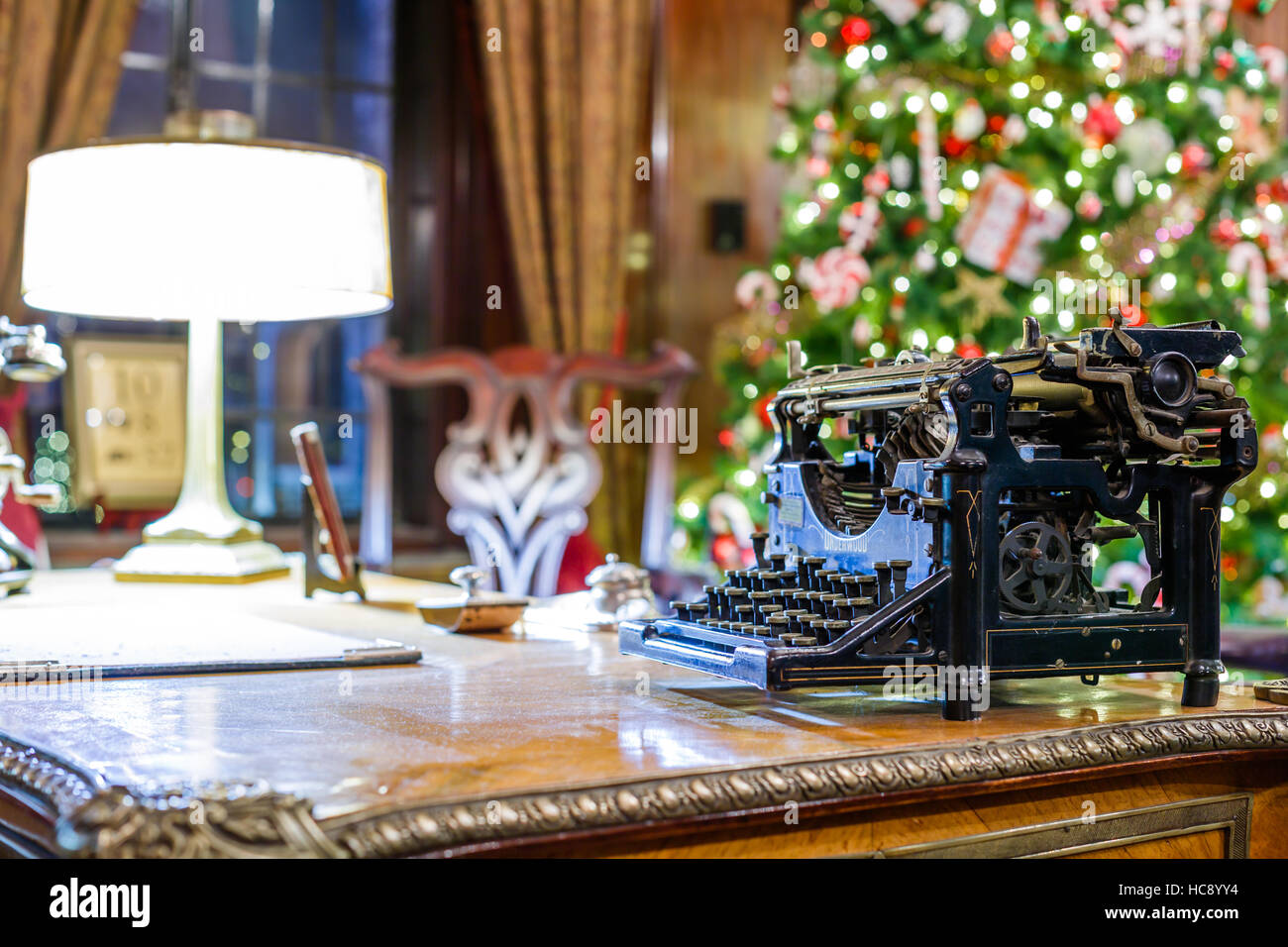 Retro Christmas interior with old typewriter Stock Photo - Alamy