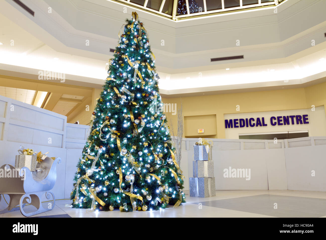 Hospital christmas tree hi-res stock photography and images - Alamy