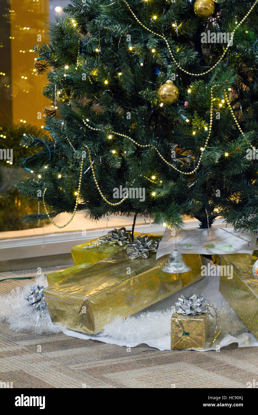Decorated Christmas tree and boxes with gifts Stock Photo - Alamy