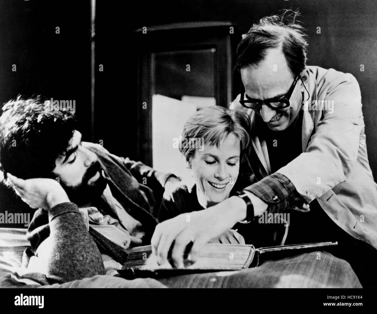 THE TOUCH, (aka BERORINGEN), Elliott Gould, Bibi Andersson, director ...