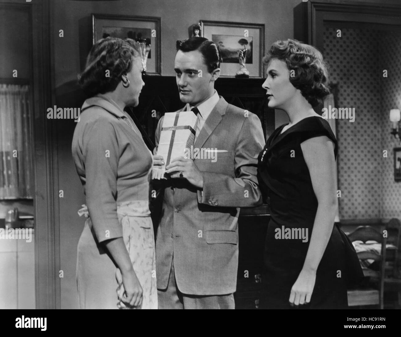 UNWED MOTHER, from left: Claire Carleton, Robert Vaughn, Norma Moore ...