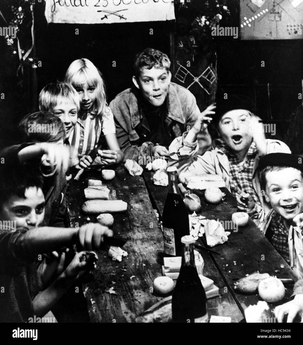 WAR OF THE BUTTONS, Andre Treton (center), Martin Lartigue (far right ...