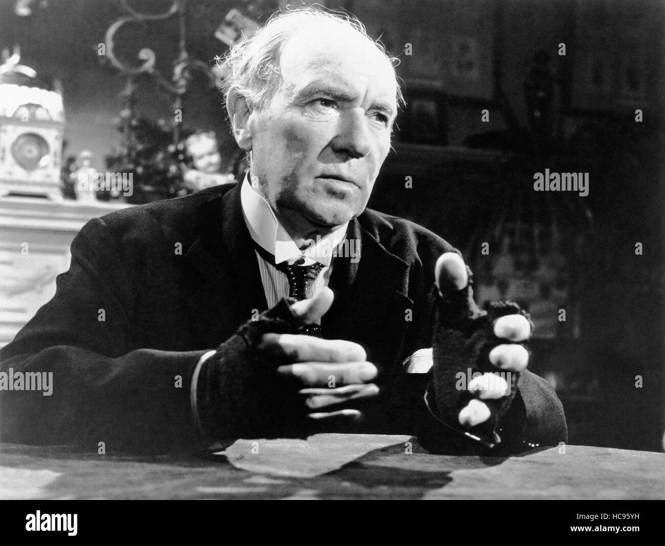 WHO SLEW AUNTIE ROO?, Ralph Richardson, 1971 Stock Photo - Alamy