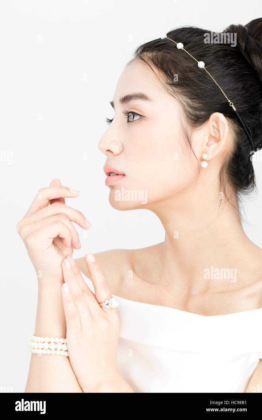 Side view portrait of young smiling bride wearing pearls Stock Photo ...