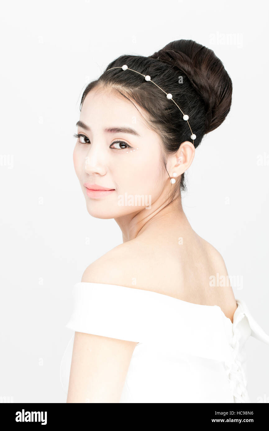 Side view portrait of young smiling bride Stock Photo - Alamy