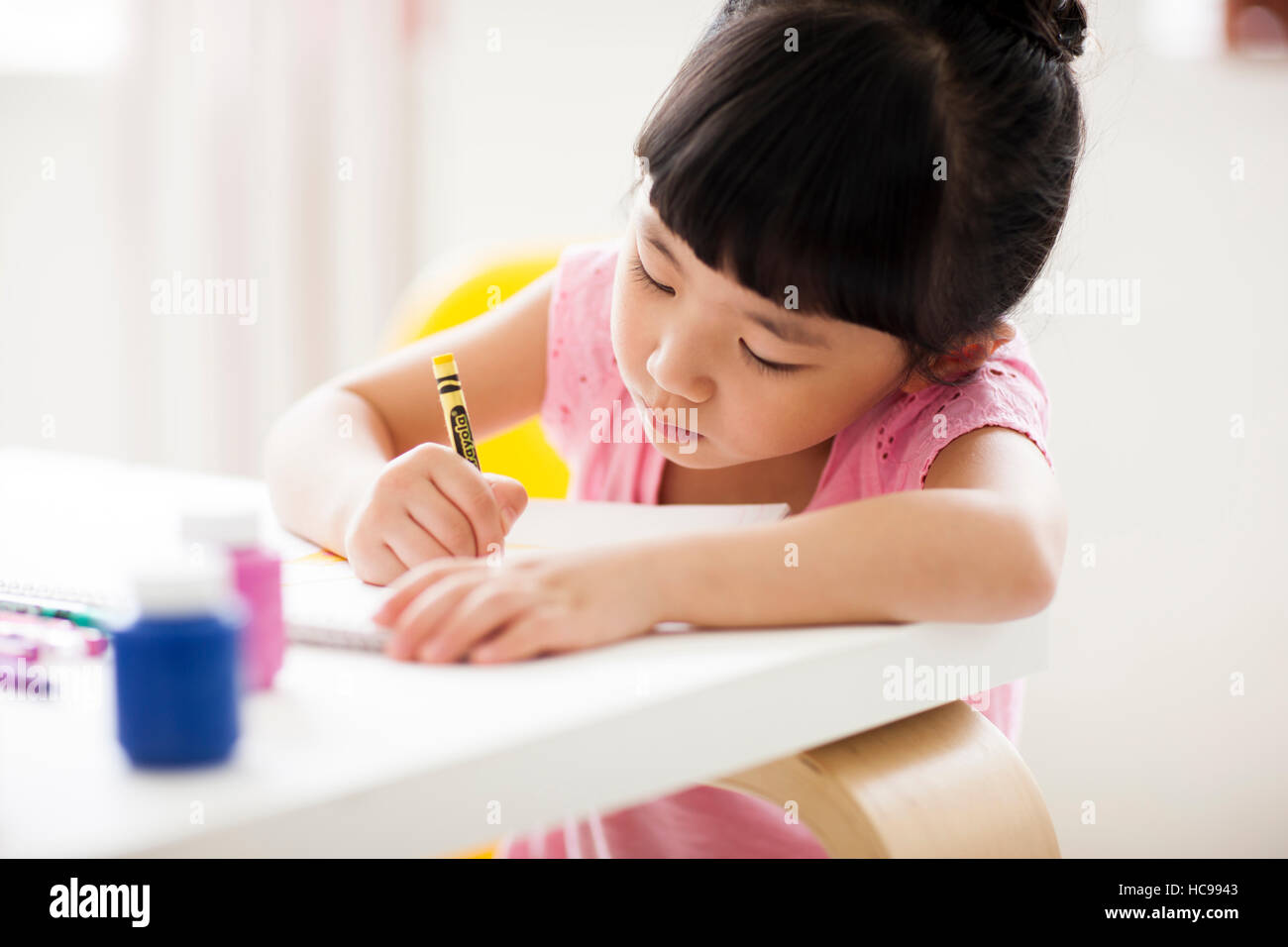 Portrait of girl drawing a picture Stock Photo - Alamy