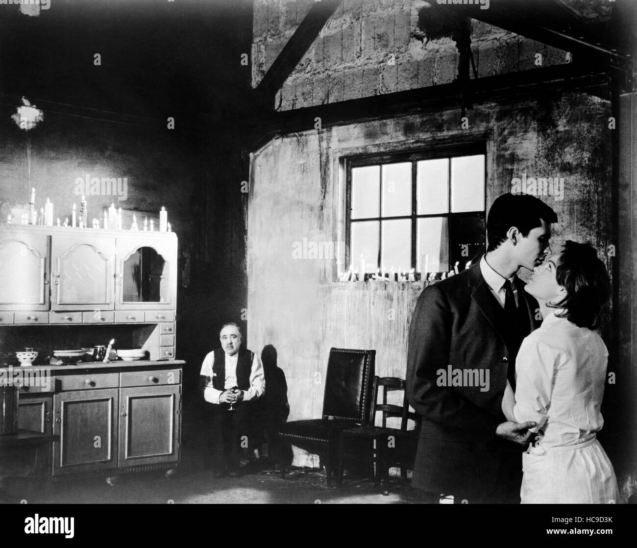 THE TRIAL, (aka LE PROCES), from left, Akim Tamiroff, Anthony Perkins ...