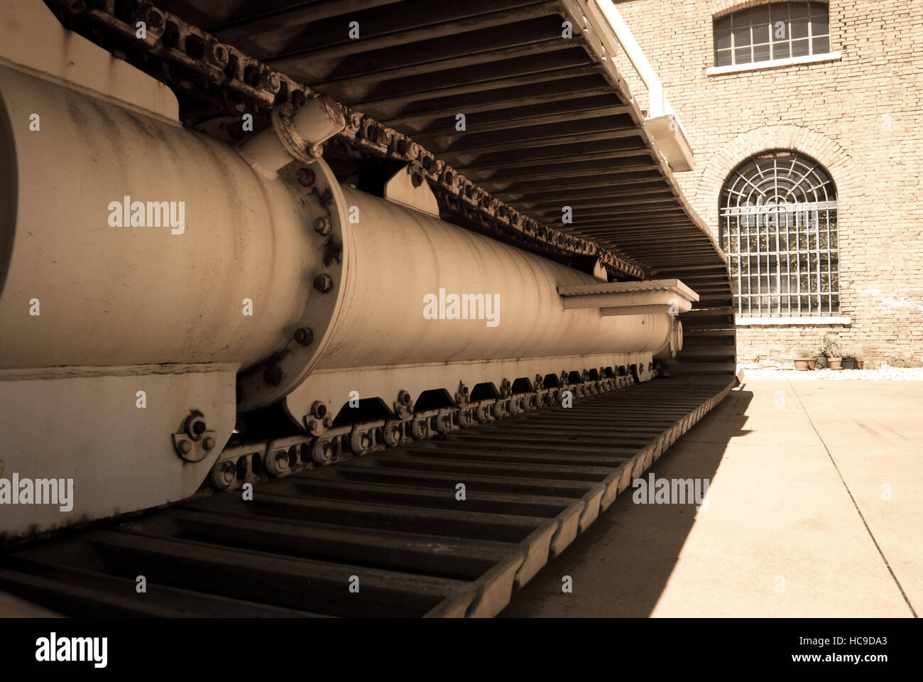 A close-up view of a tank's caterpillar Stock Photo - Alamy