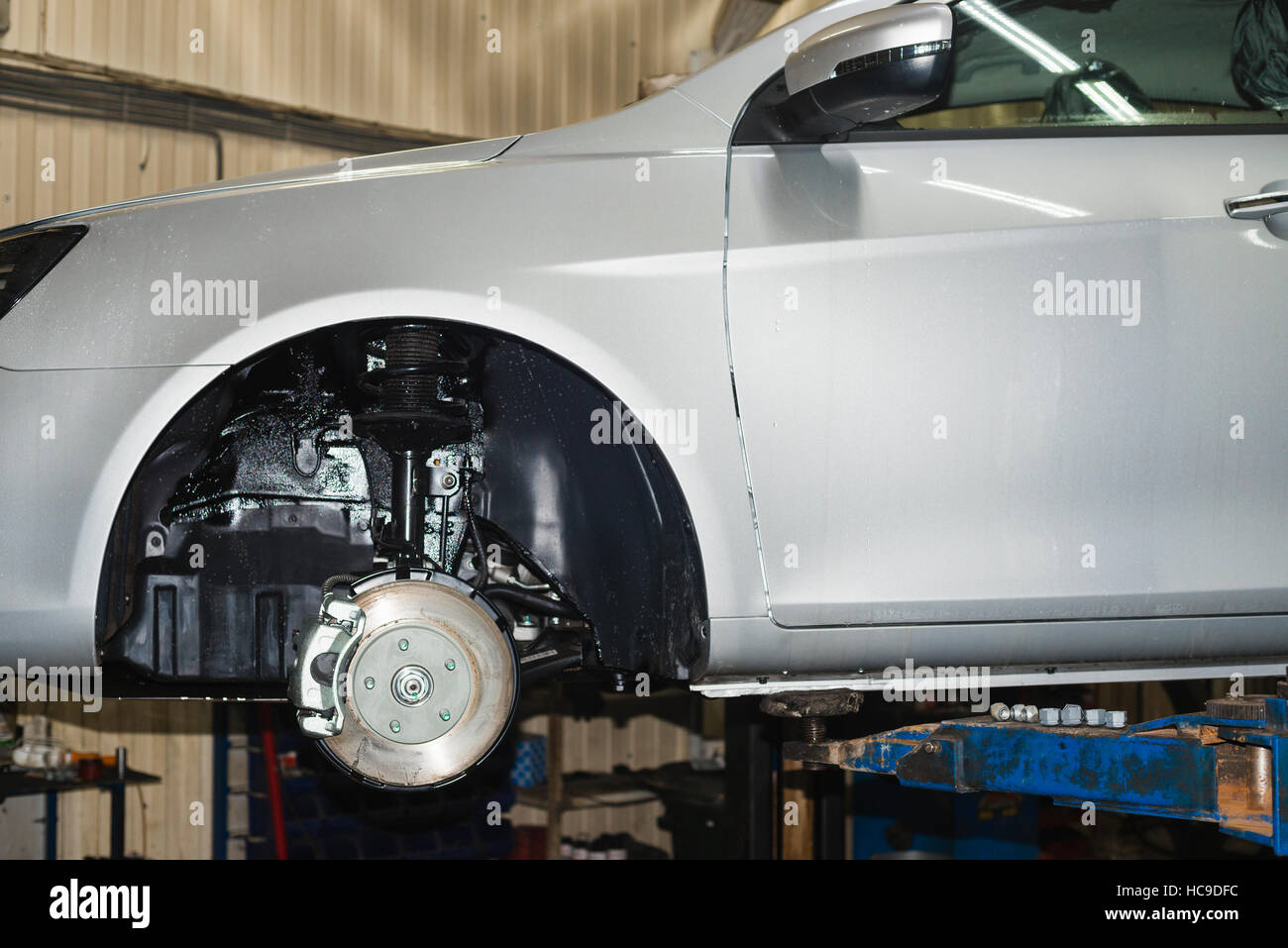 Remove the wheel from the vehicle on a lift Stock Photo - Alamy