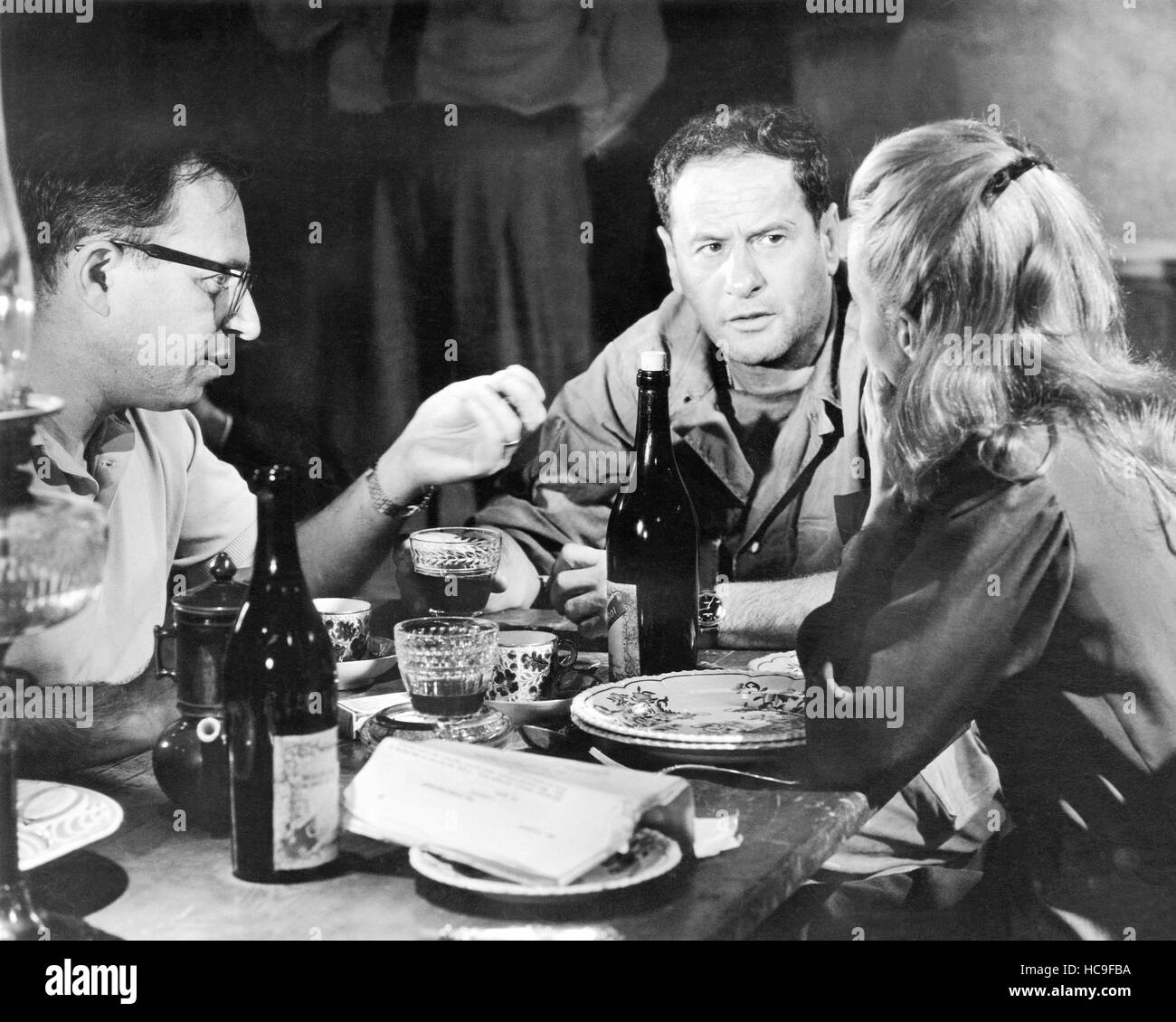 THE VICTORS, director Carl Foreman (left), Eli Wallach (center ...