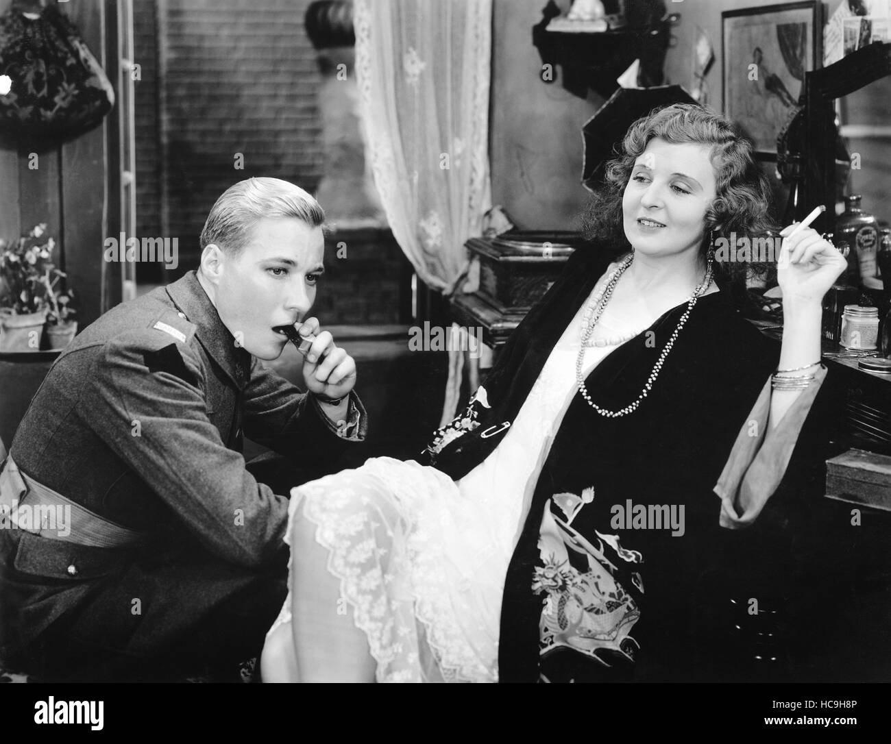 WATERLOO BRIDGE, from left: Douglass Montgomery, Doris Lloyd, 1931 ...