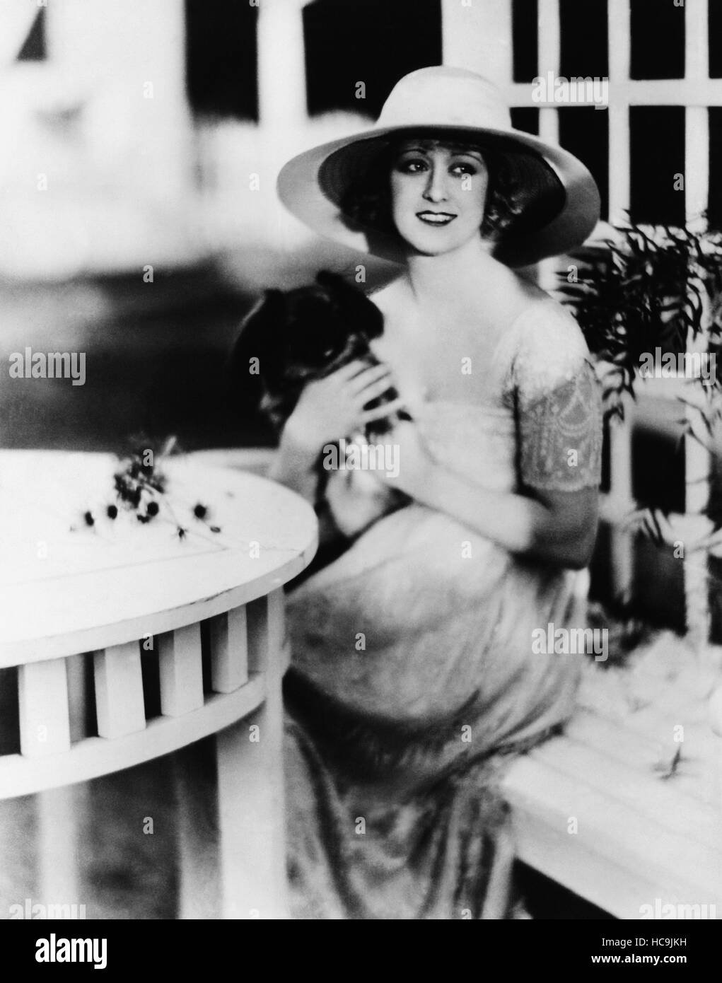 WHITE AND UNMARRIED, Grace Darmond, 1921 Stock Photo - Alamy