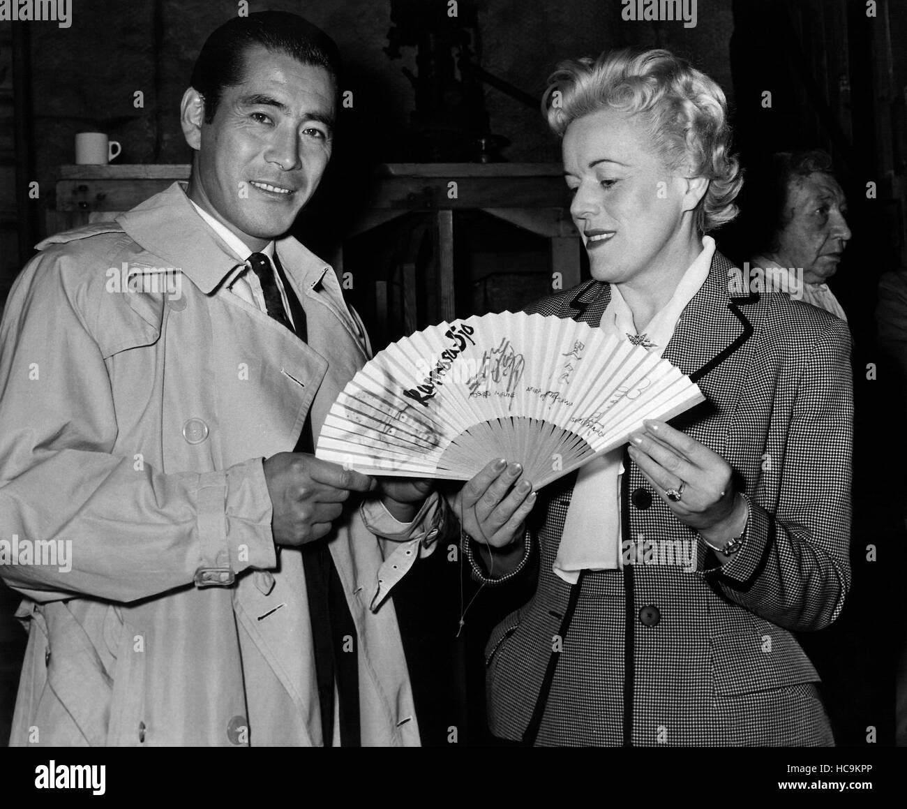 THE WIND CANNOT READ, Toshiro Mifune presents producer Betty Box with a ...