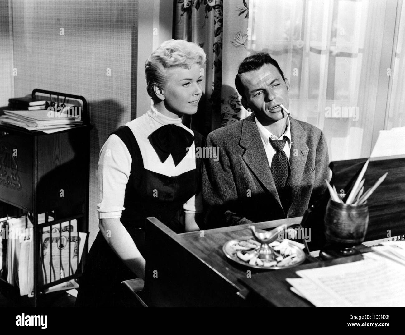 YOUNG AT HEART, Doris Day, Frank Sinatra, 1955, pianist Stock Photo - Alamy