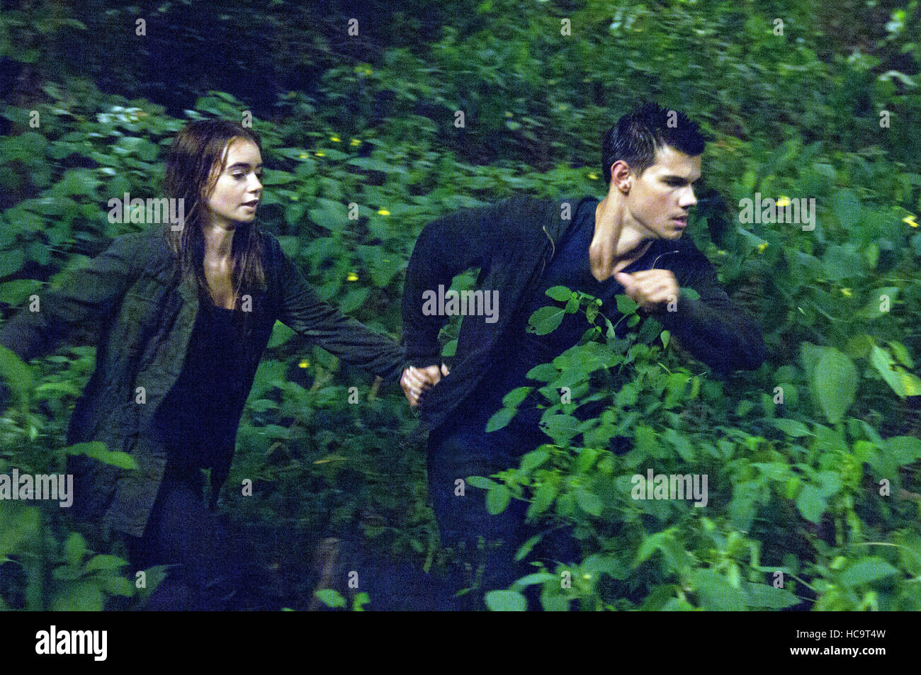 ABDUCTION, l-r: Lily Collins, Taylor Lautner, 2011, ph: Bruce Talamon ...