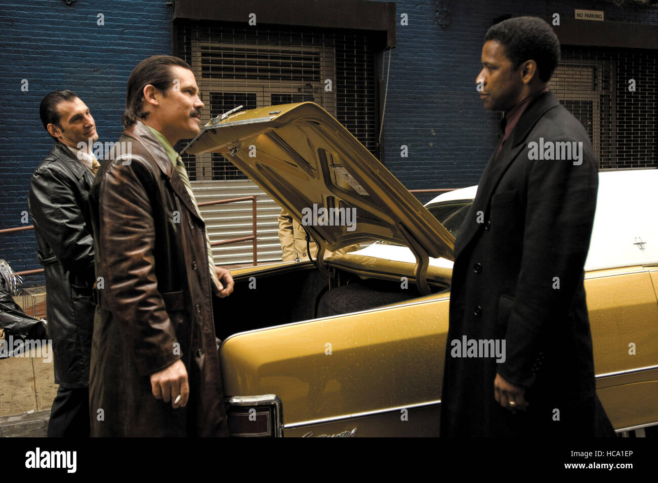 AMERICAN GANGSTER, front from left: Josh Brolin, Denzel Washington ...