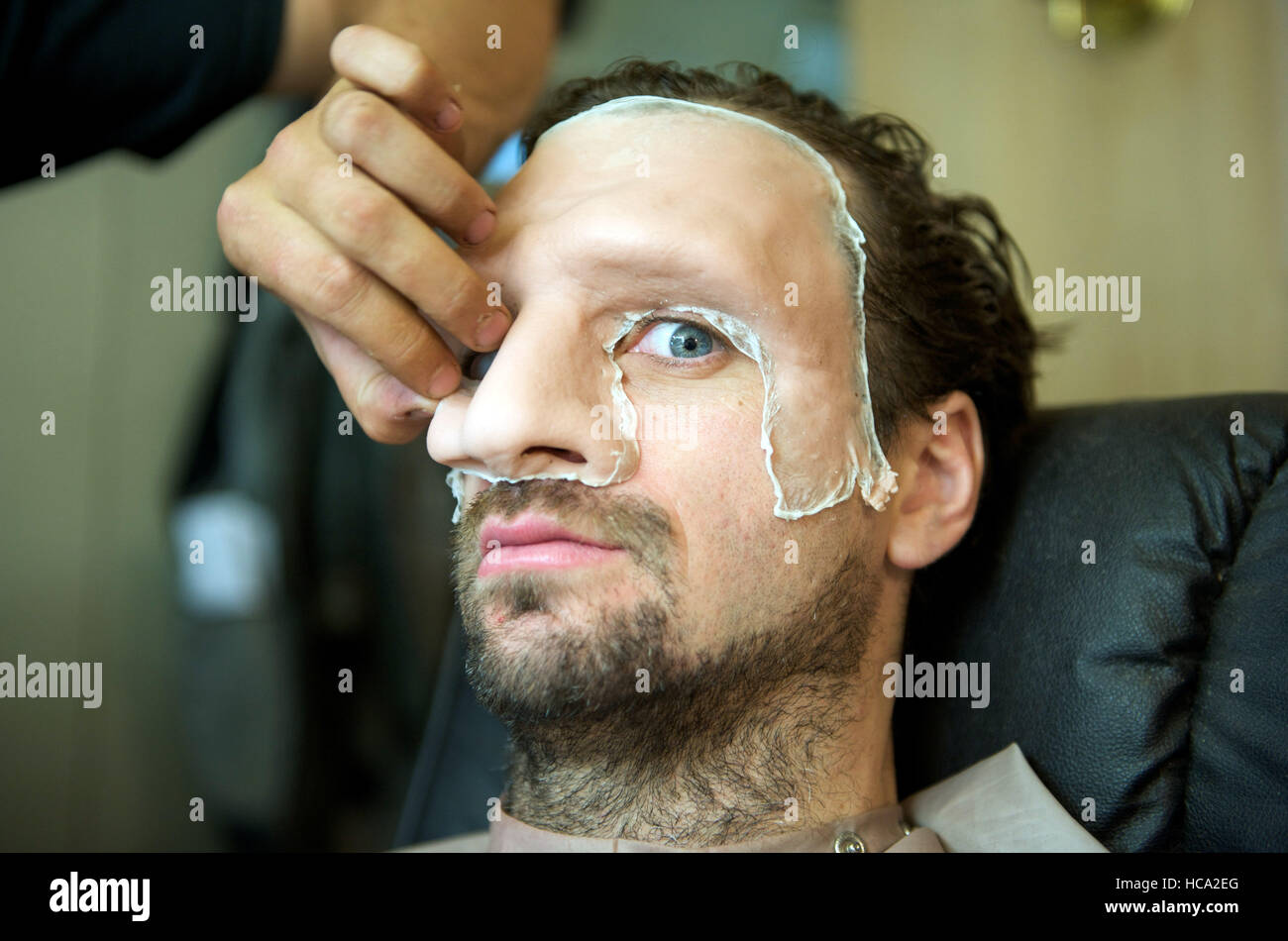 AO, LE DERNIER NEANDERTAL, Simon Paul Sutton, 2010. ph: Patrick Glaize ...