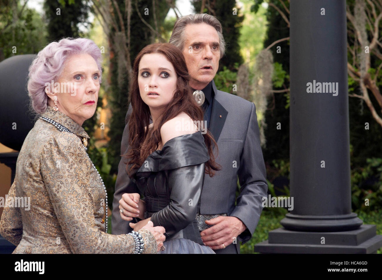 BEAUTIFUL CREATURES, from left: Eileen Atkins, Jeremy Irons, Alice ...
