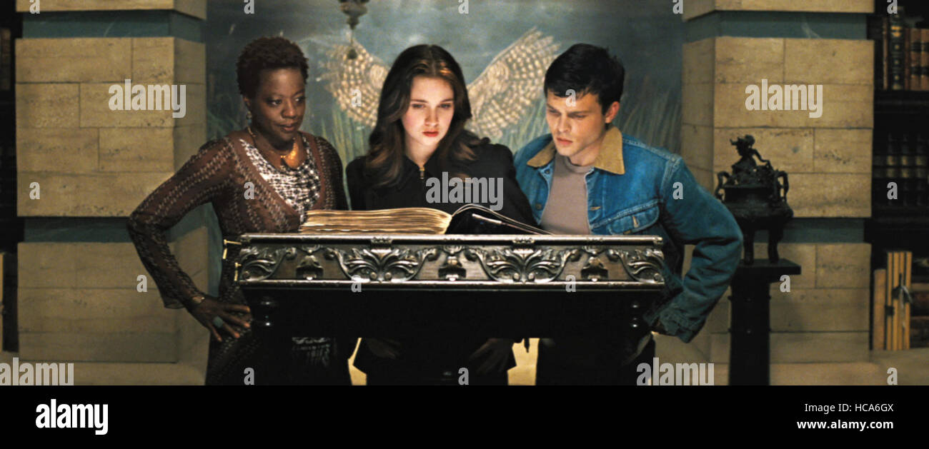 BEAUTIFUL CREATURES, from left: Viola Davis, Alice Englert, Alden ...