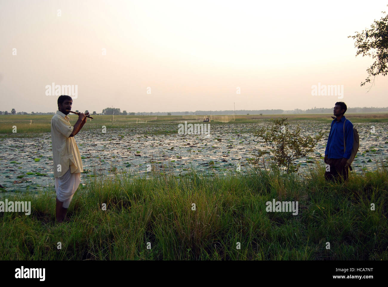 BEYOND THE CIRCLE, (aka BRITTER BAIREY), from left: Jayanto Chattopadhyay, Firoj Khan Dollar ...