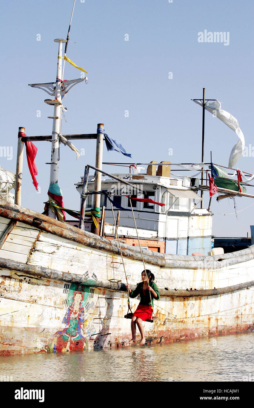 THE BOW, (aka HWAL), Han Yeo-reum, 2005. ©Cineclick Asia/courtesy ...