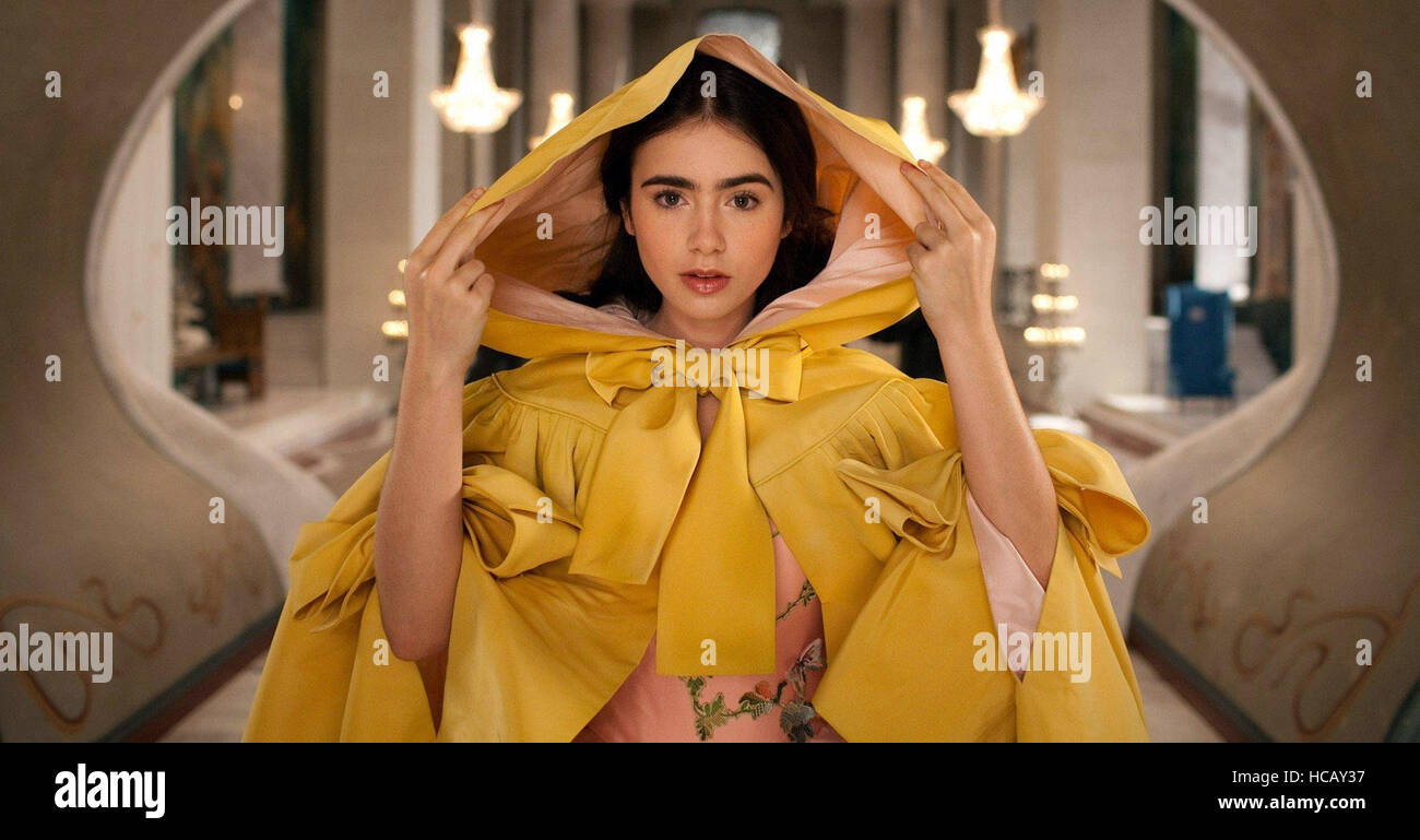 MIRROR MIRROR, (aka THE BROTHERS GRIMM: SNOW WHITE), Lily Collins, 2012 ...