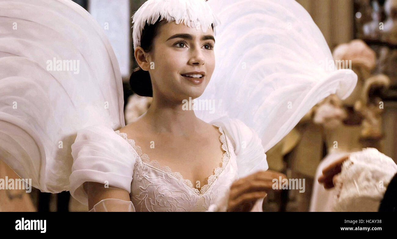 MIRROR MIRROR, (aka THE BROTHERS GRIMM: SNOW WHITE), Lily Collins, 2012 ...