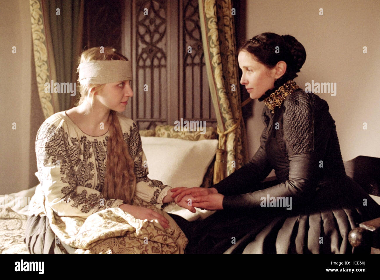 THE COUNTESS, (aka DIE GRAFIN), from left: Anna Maria Muhe, Julie Delpy ...