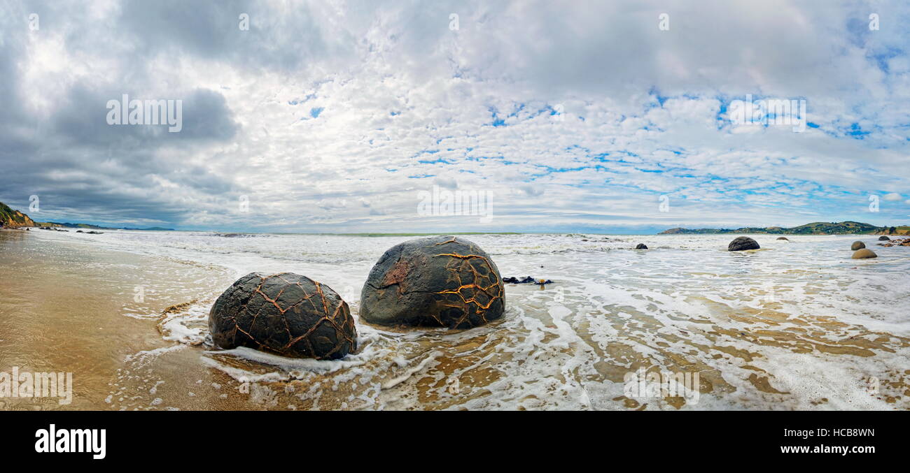 Moeraki Boulders, spherical rocks on Koekohe Beach, Otago, South Island ...