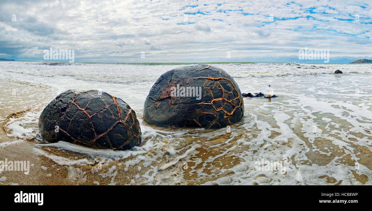 Moeraki Boulders, spherical rocks on Koekohe Beach, Otago, South Island ...