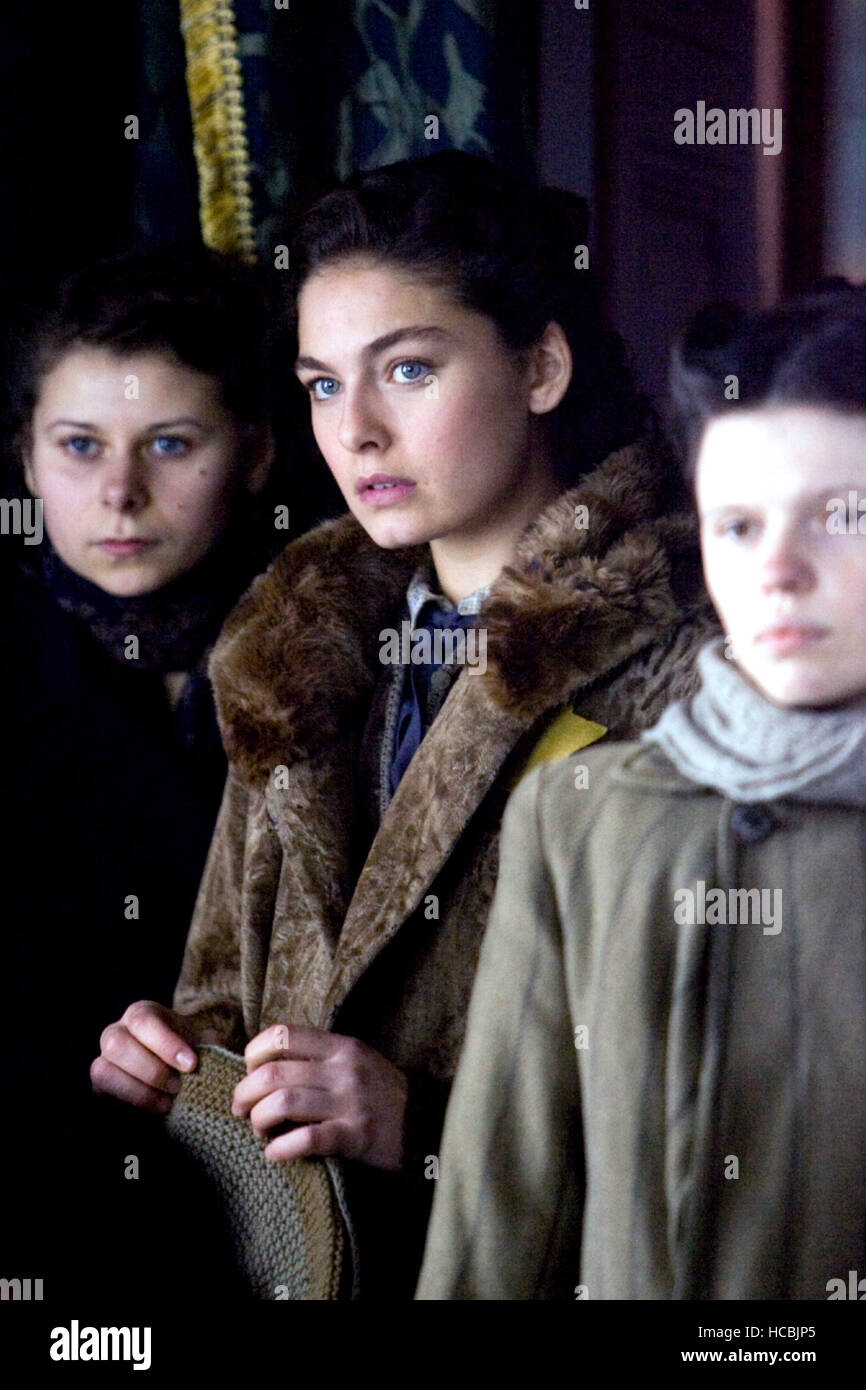 DEFIANCE, Alexa Davalos (center), 2008. ©Paramount Vantage/Courtesy ...