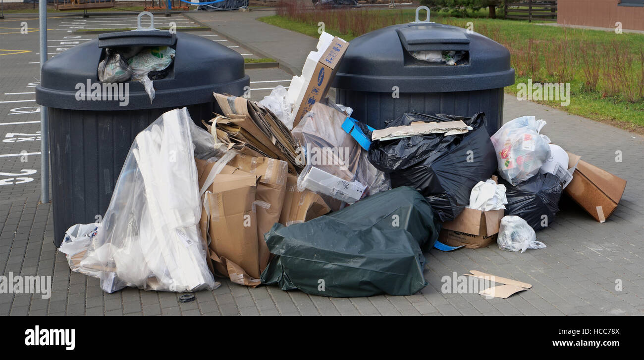 Green municipal trash can hi-res stock photography and images - Alamy
