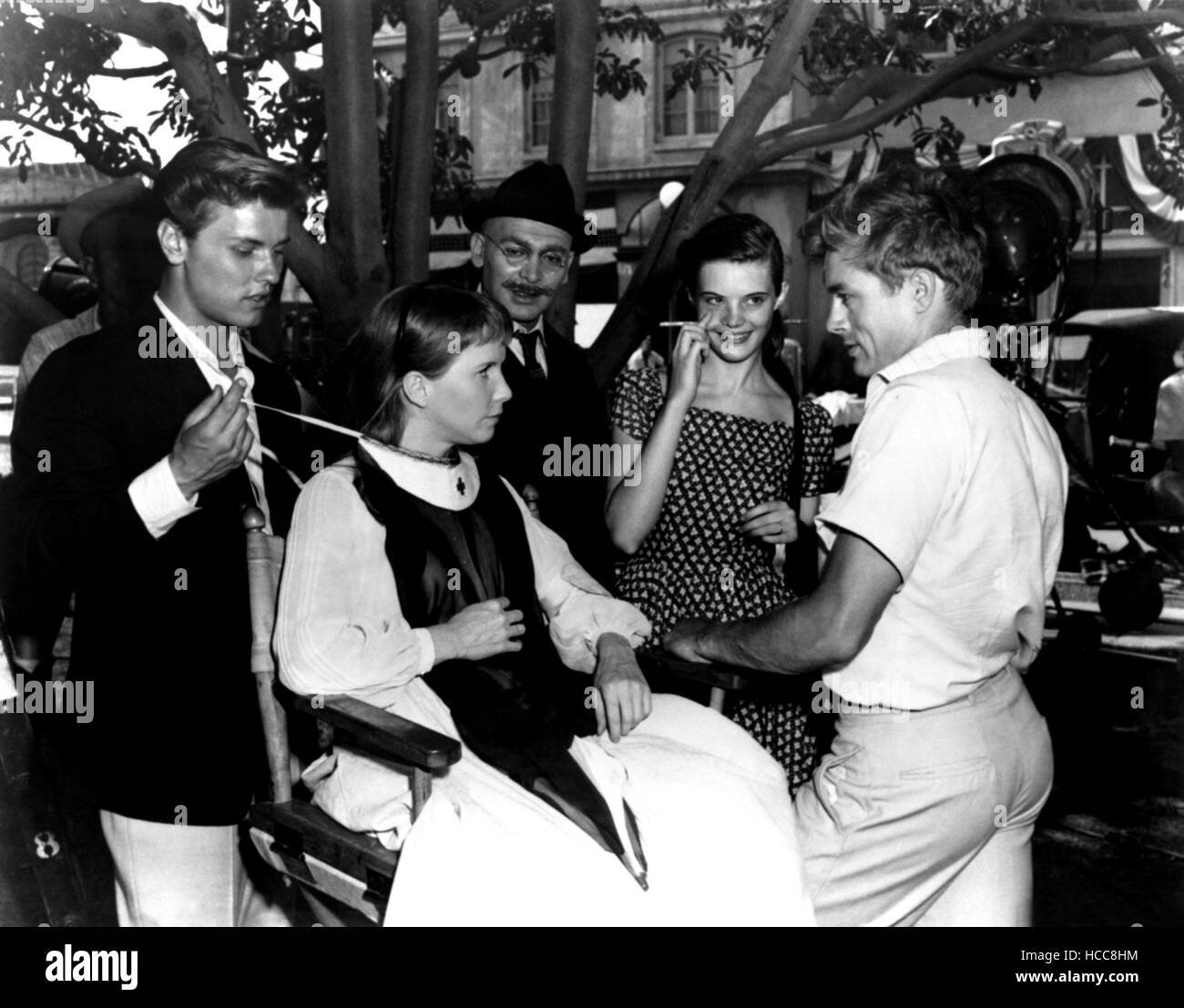 EAST OF EDEN, cast enjoys a laugh between takes; from left: Richard ...