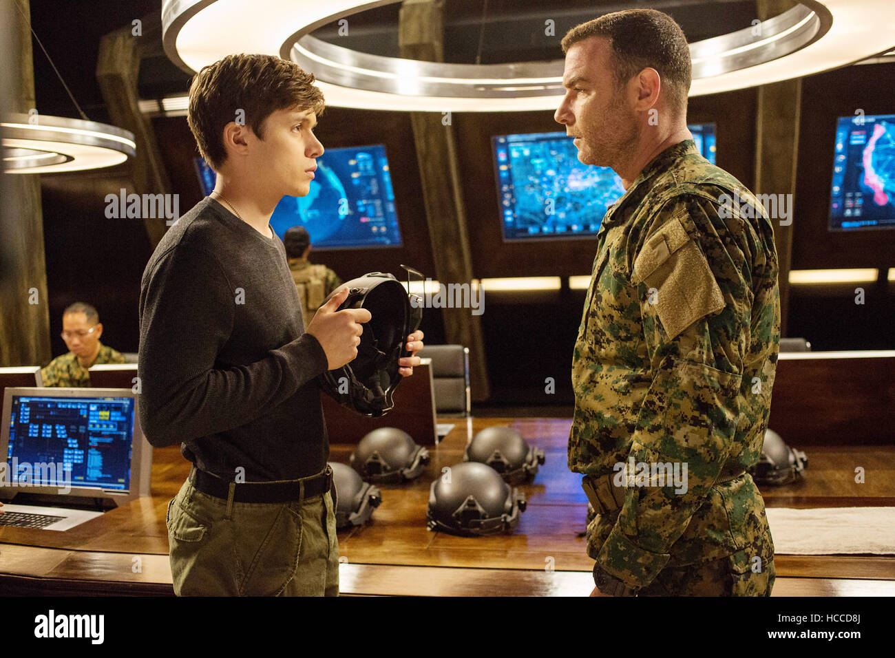 THE 5TH WAVE, (aka THE FIFTH WAVE), from left: Nick Robinson, Liev ...