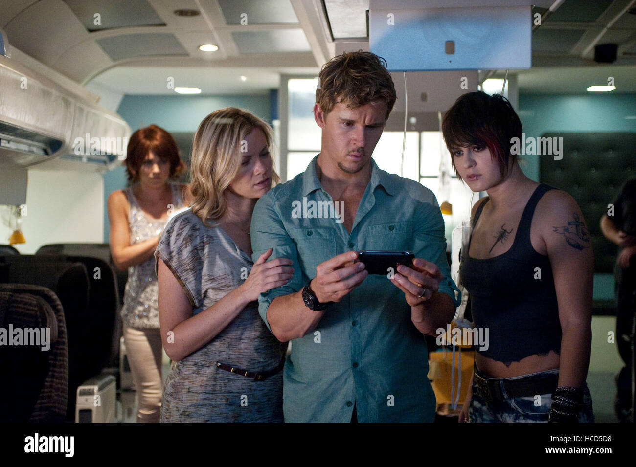 FLIGHT 7500, l-r: Nicky Whelan, Amy Smart, Ryan Kwanten, Scout Taylor ...