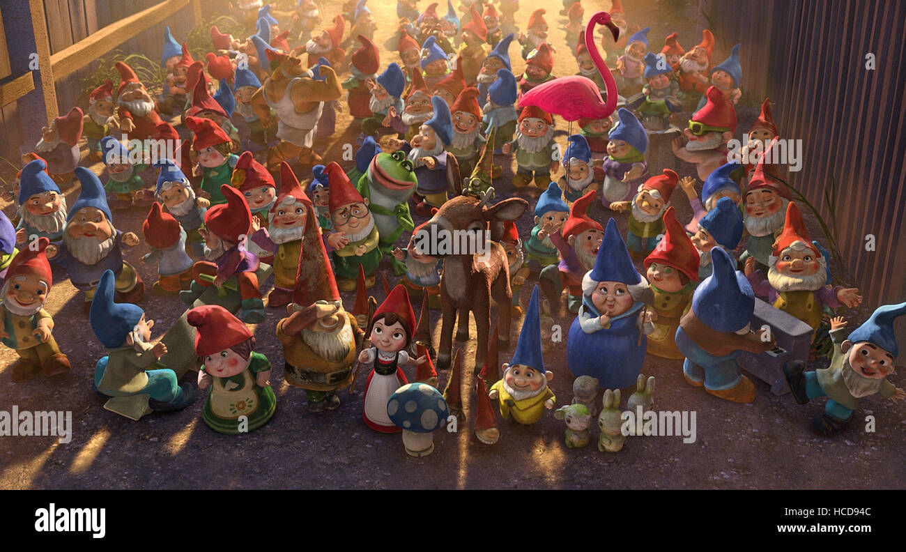 GNOMEO & JULIET, (aka GNOMEO AND JULIET), Juliet (front, center, red ...