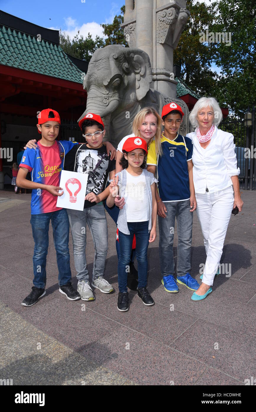 A day in the zoo for refugee children with DRK ambassadress Jette Joop ...