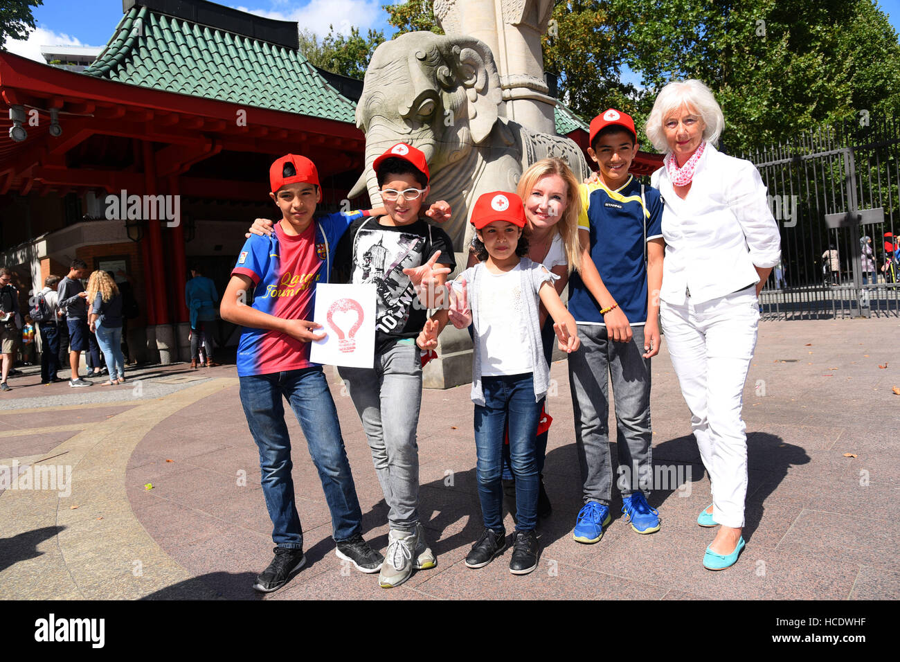 A day in the zoo for refugee children with DRK ambassadress Jette Joop ...