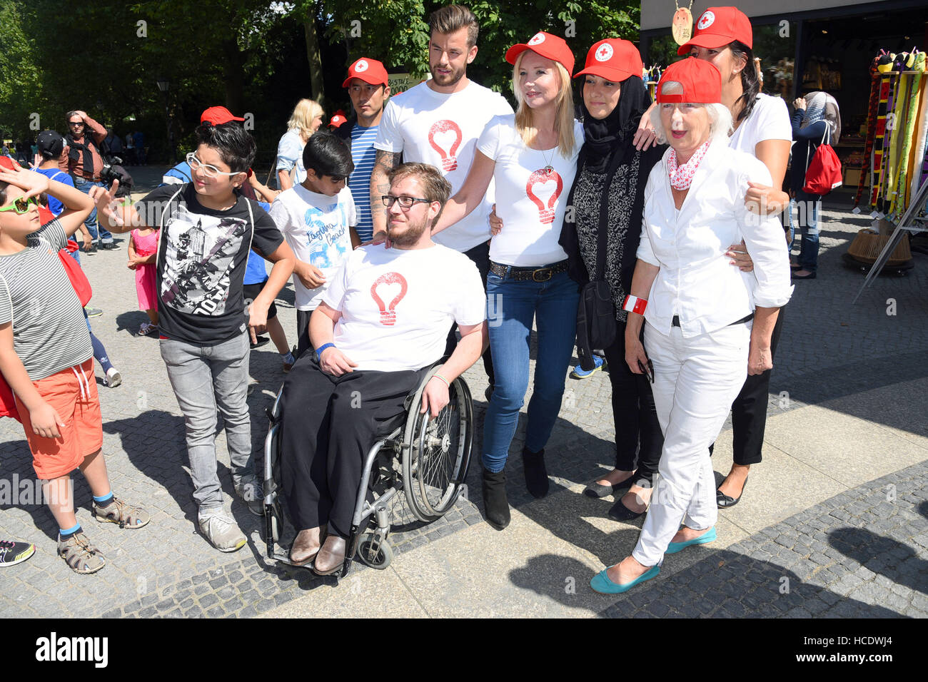 A day in the zoo for refugee children with DRK ambassadress Jette Joop ...