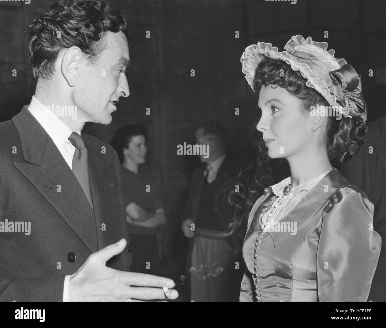 GREAT EXPECTATIONS, from left: director David Lean, Jean Simmons on set ...