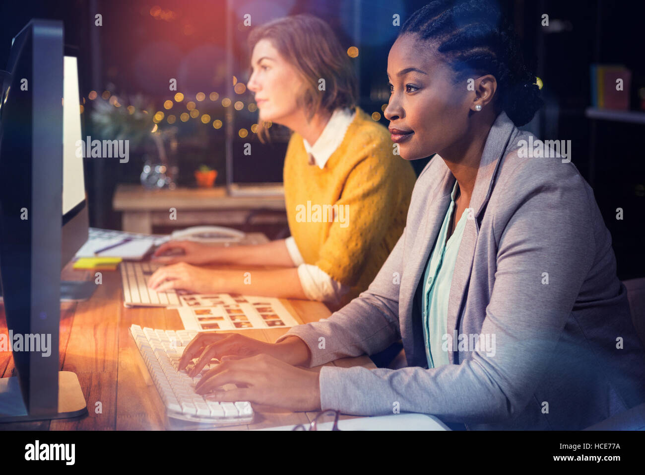 Businesswomen working on table hi-res stock photography and images - Alamy