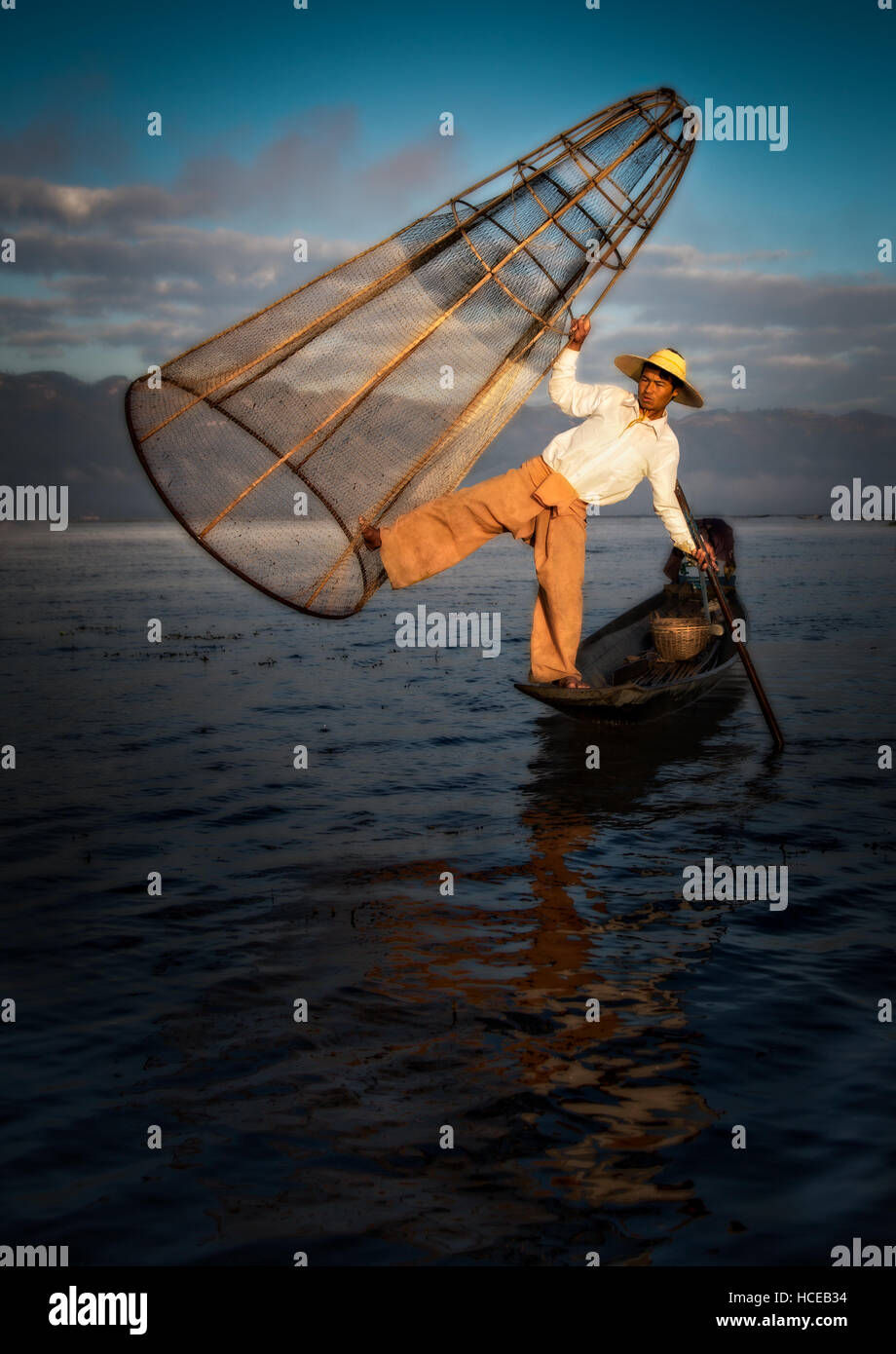 Burmese Fisherman lifting net at Inle Lake Stock Photo - Alamy