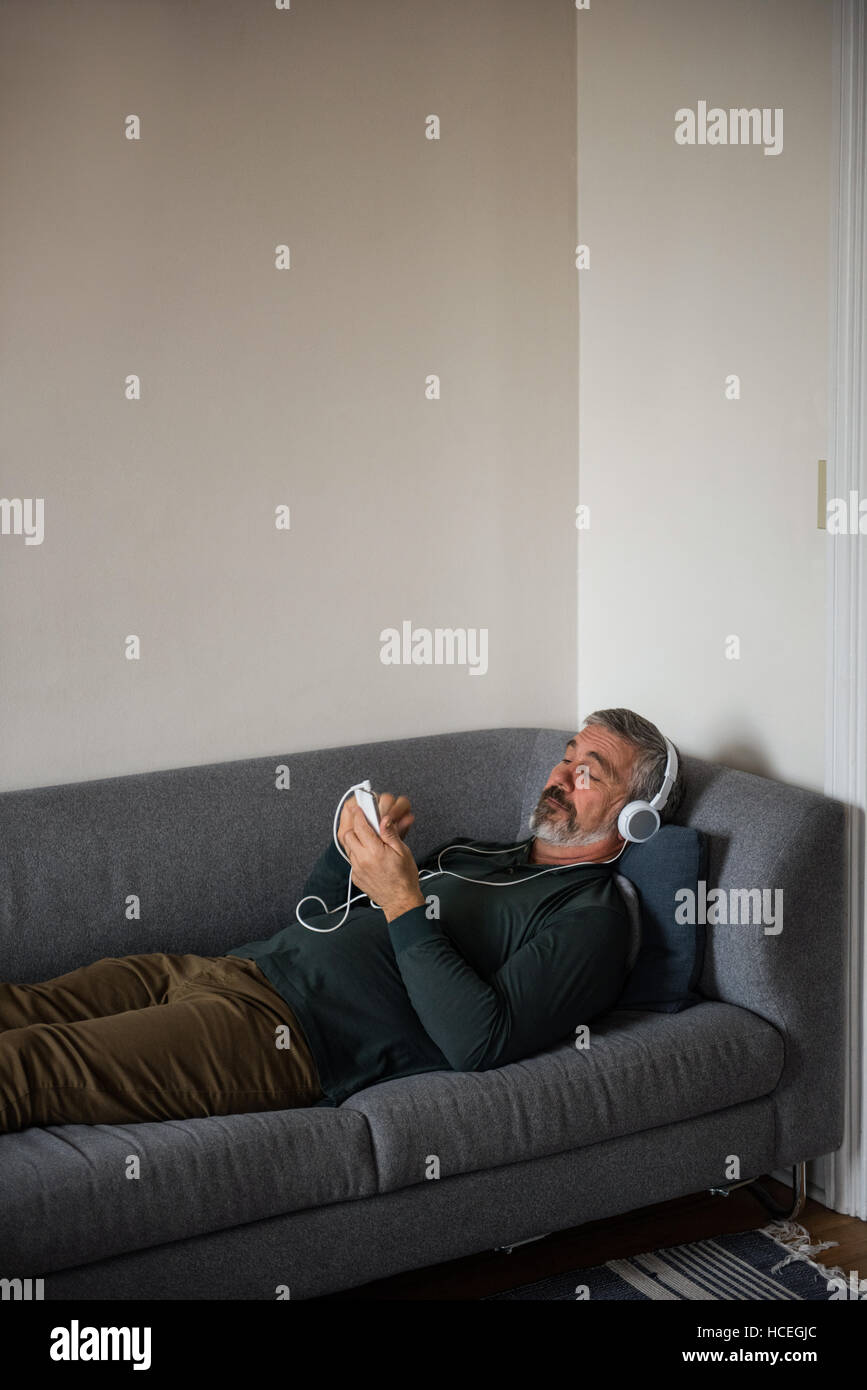 Listening music phone lifestyle hi-res stock photography and images - Alamy