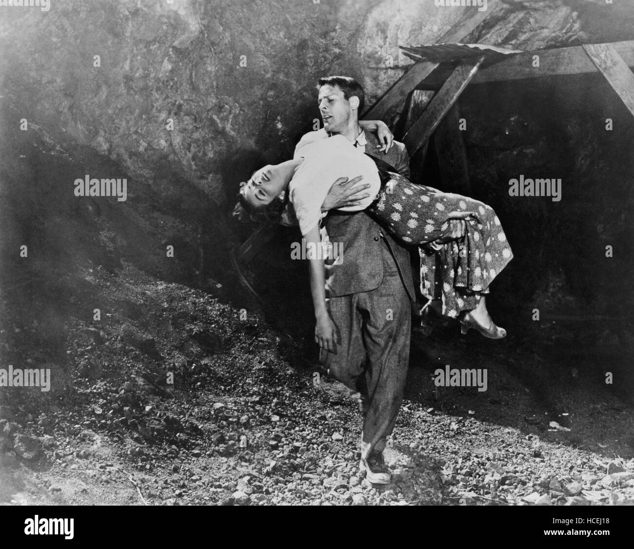 INVASION OF THE BODY SNATCHERS, Dana Wynter (front), Kevin McCarthy ...