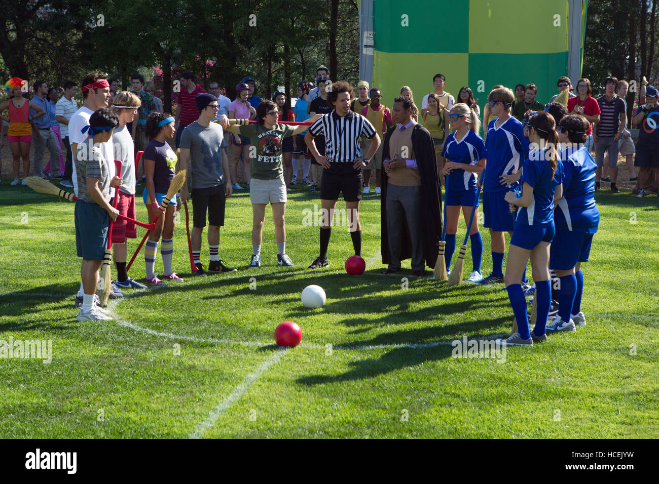 THE INTERNSHIP, Tobit Raphael (left), Josh Brener (Fett shirt), Owen ...